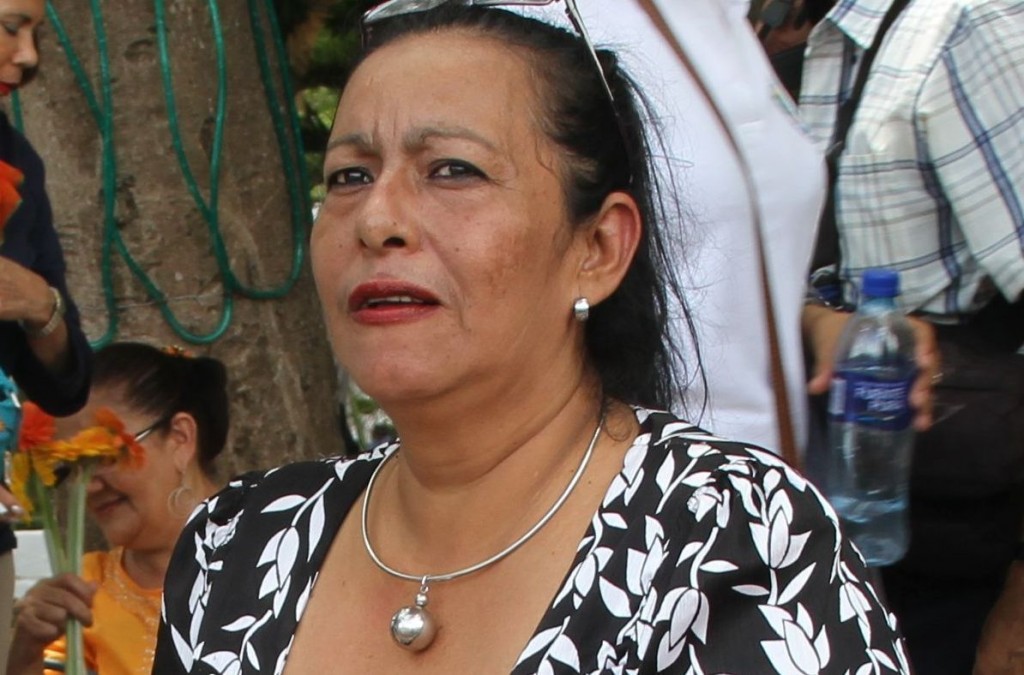 Mención Especial por la memoria de nuestra compañera de labores Nidia ...