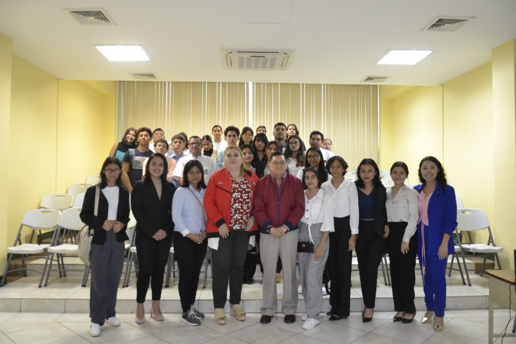 Estudiantes y docentes de la Universidad Central de Nicaragua (UCN ...